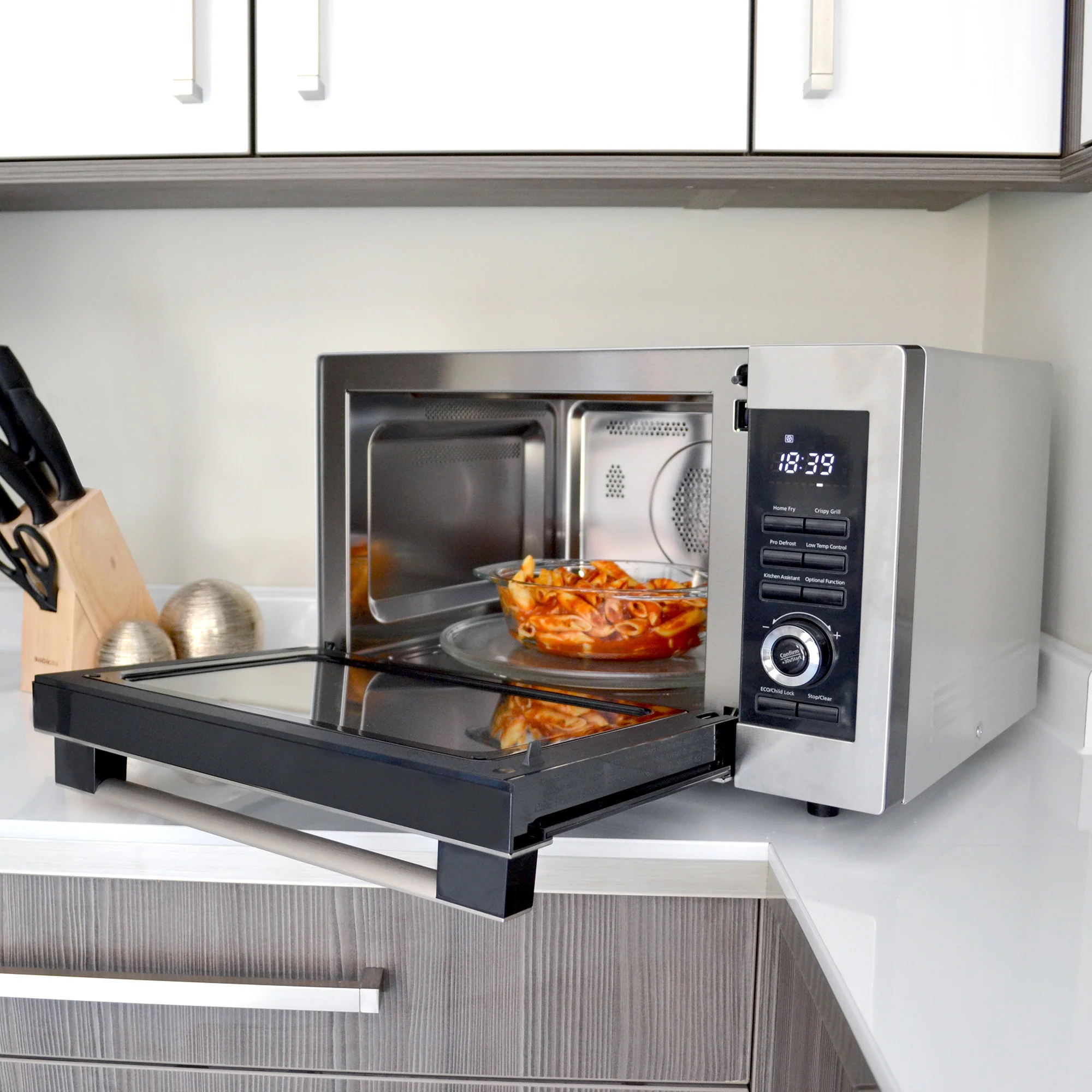 How Does Microwave Oven Work? Science Behind It.